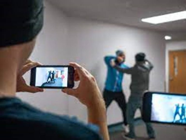 8 Bystander Effect Examples in Real Life – StudiousGuy